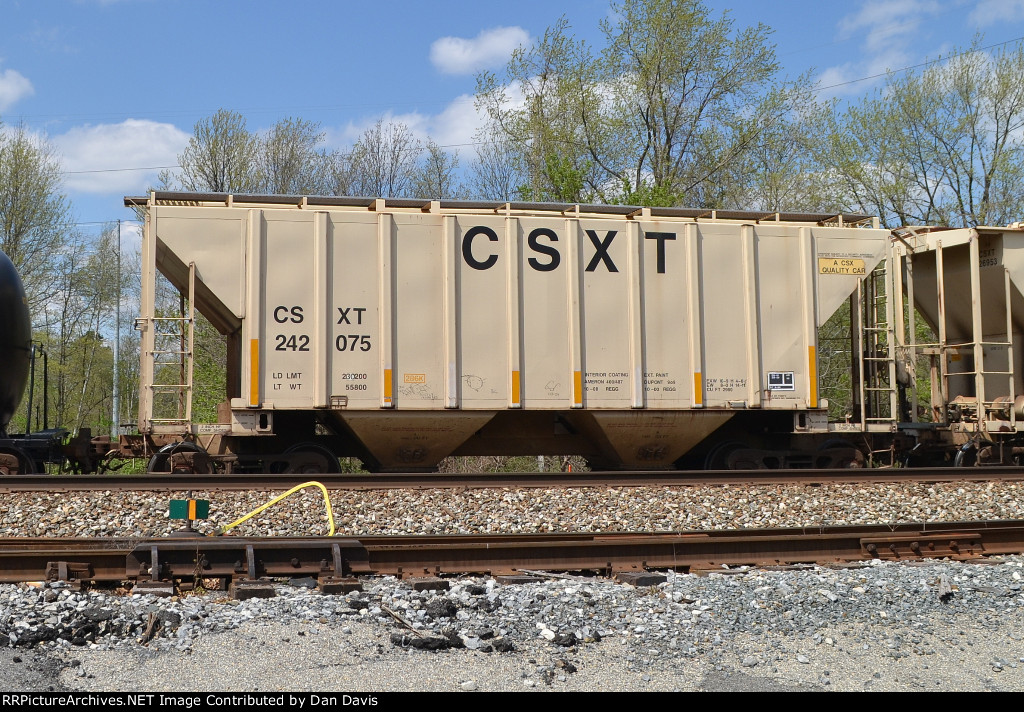 CSX Covered Hopper 242075 on Q405-20